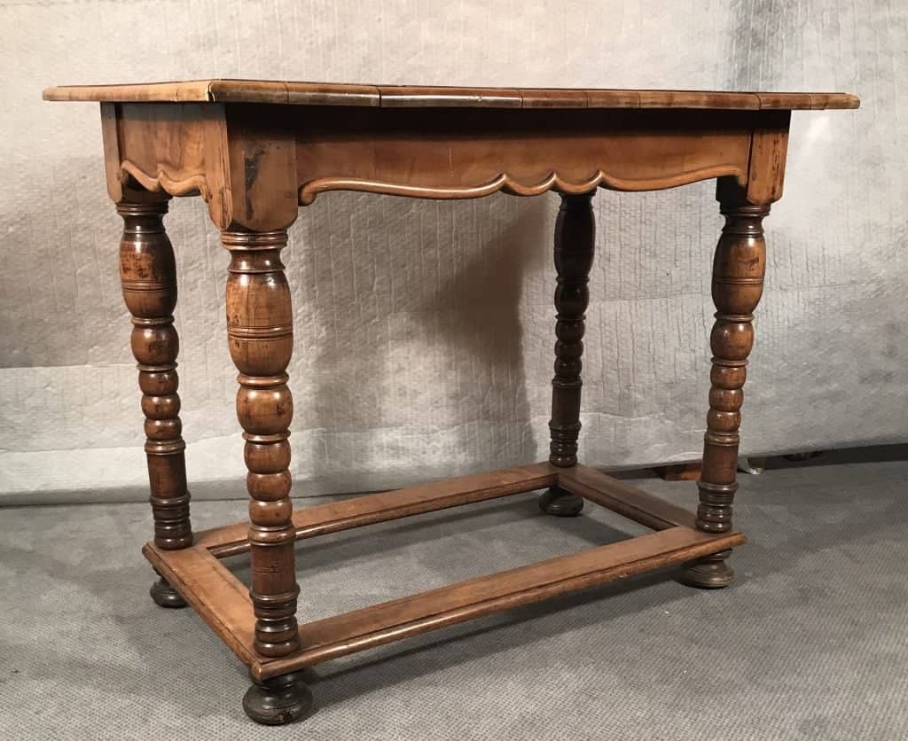 German Baroque Table, 1750 walnut veneer -styylish