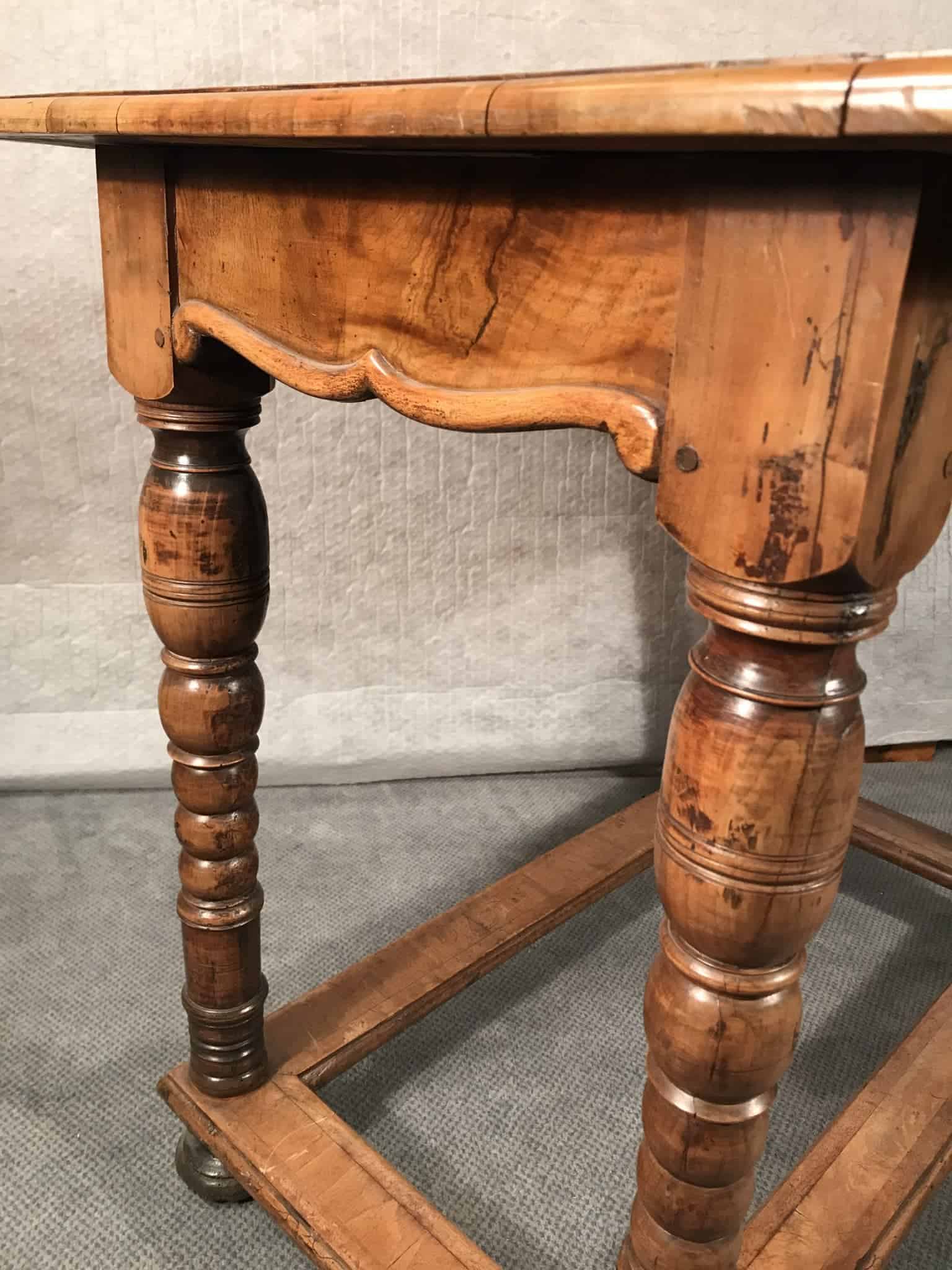 German Baroque Table, 1750 walnut veneer -styylish